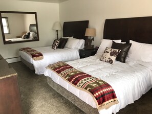 Quarto casal, 2 camas Queen, cozinha americana | Escrivaninha, cortinas blackout, quartos à prova de som