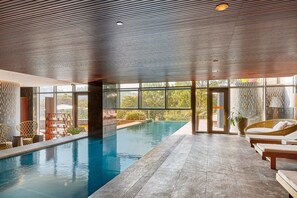 Piscina interior, piscina exterior 