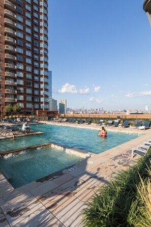 Piscina exterior, guarda-sóis, espreguiçadeiras 