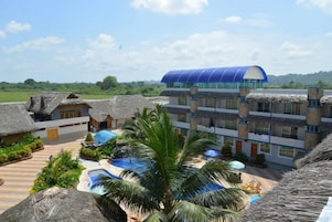 Piscina exterior, guarda-sóis, espreguiçadeiras 