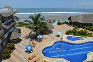 Piscina externa, guarda-sóis, espreguiçadeiras