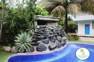 Piscina exterior, guarda-sóis, espreguiçadeiras