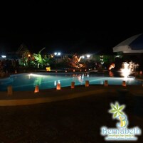 Piscina externa, guarda-sóis, espreguiçadeiras