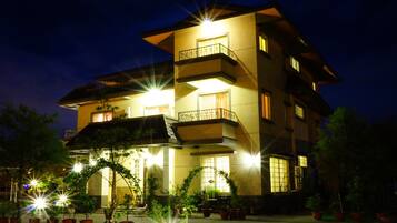 Fachada da propriedade à noite