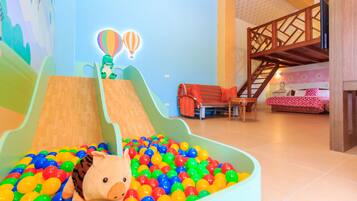 Quarto família | Frigobar (abastecido com itens grátis), escrivaninha, cortinas blackout