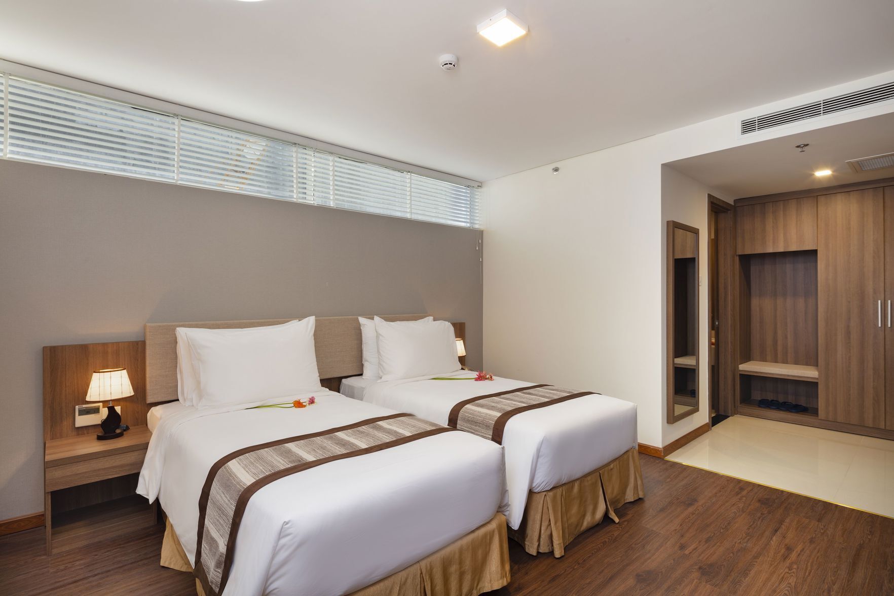 Roupa de alta qualidade, minibar, cofre no quarto 