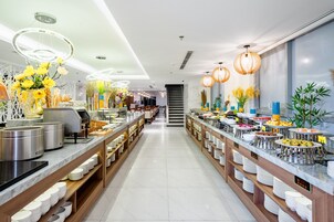 Café da manhã com buffet todos os dias (VND 160000 por pessoa) 