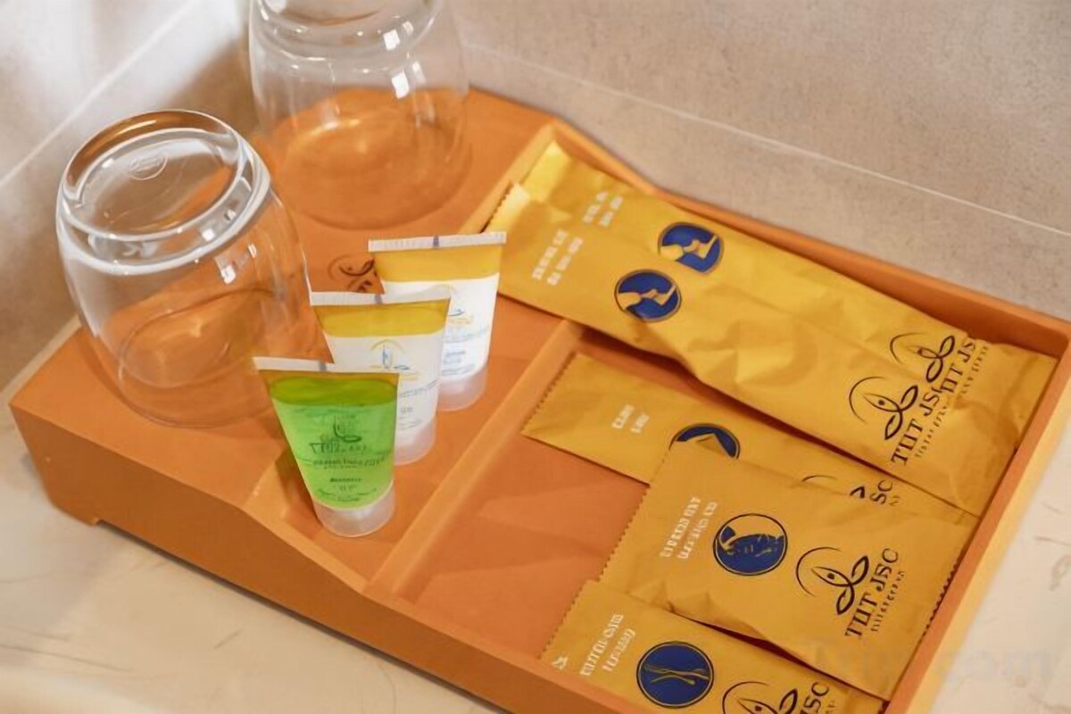 Comodidades do banheiro | Chuveiro, produtos de toalete grátis, secador de cabelo, chinelos
