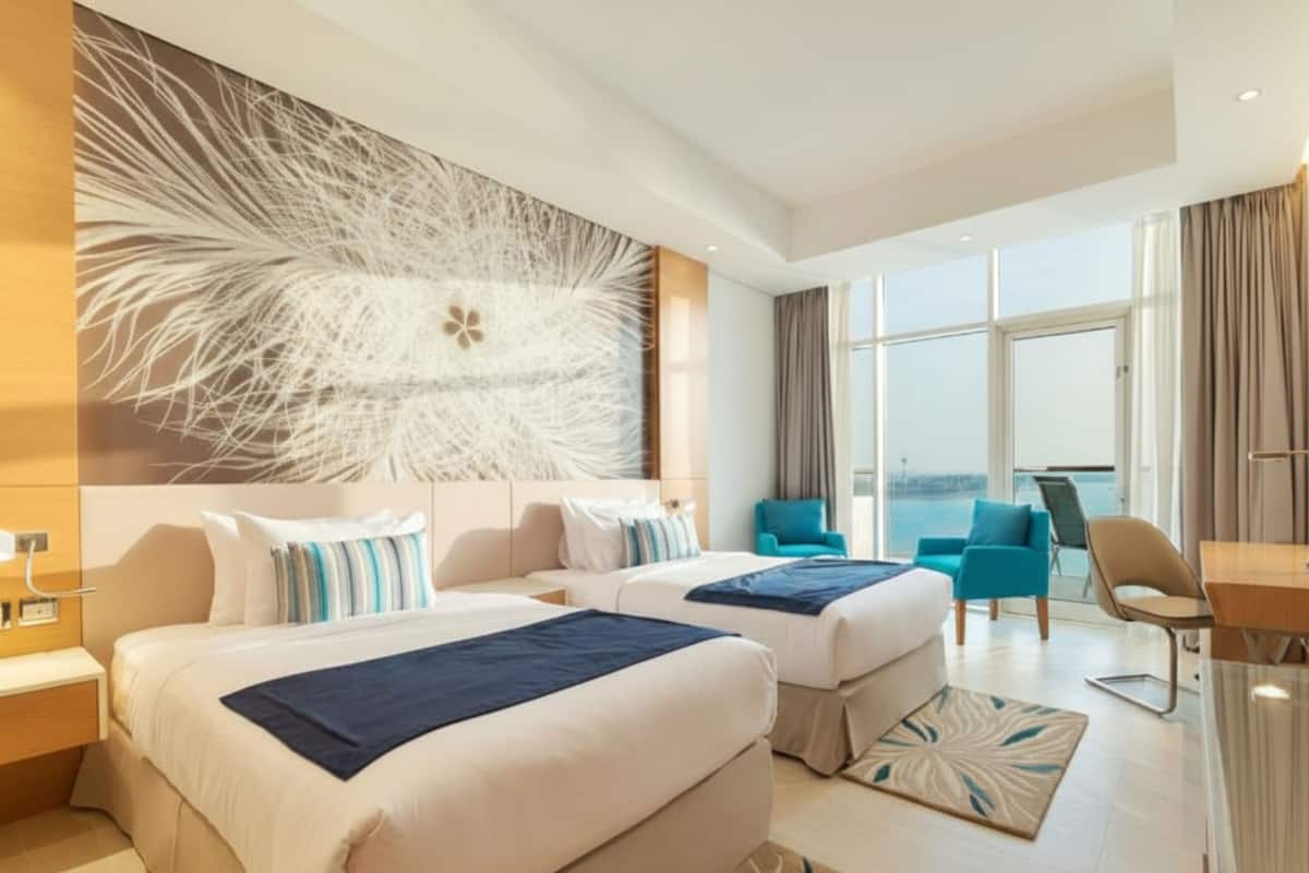 Premium Room with Sea View and Hotel Private Beach Access | Minibar, cofre no quarto, secretária