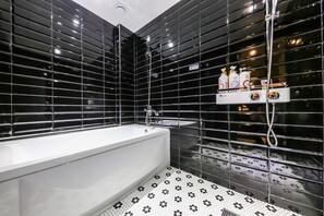 Um polibã e uma banheira separados, uma banheira de hidromassagem