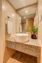 Quarto Premium, 1 cama de casal, não fumadores | Casa de banho | Chinelos, toalhas fornecidas 