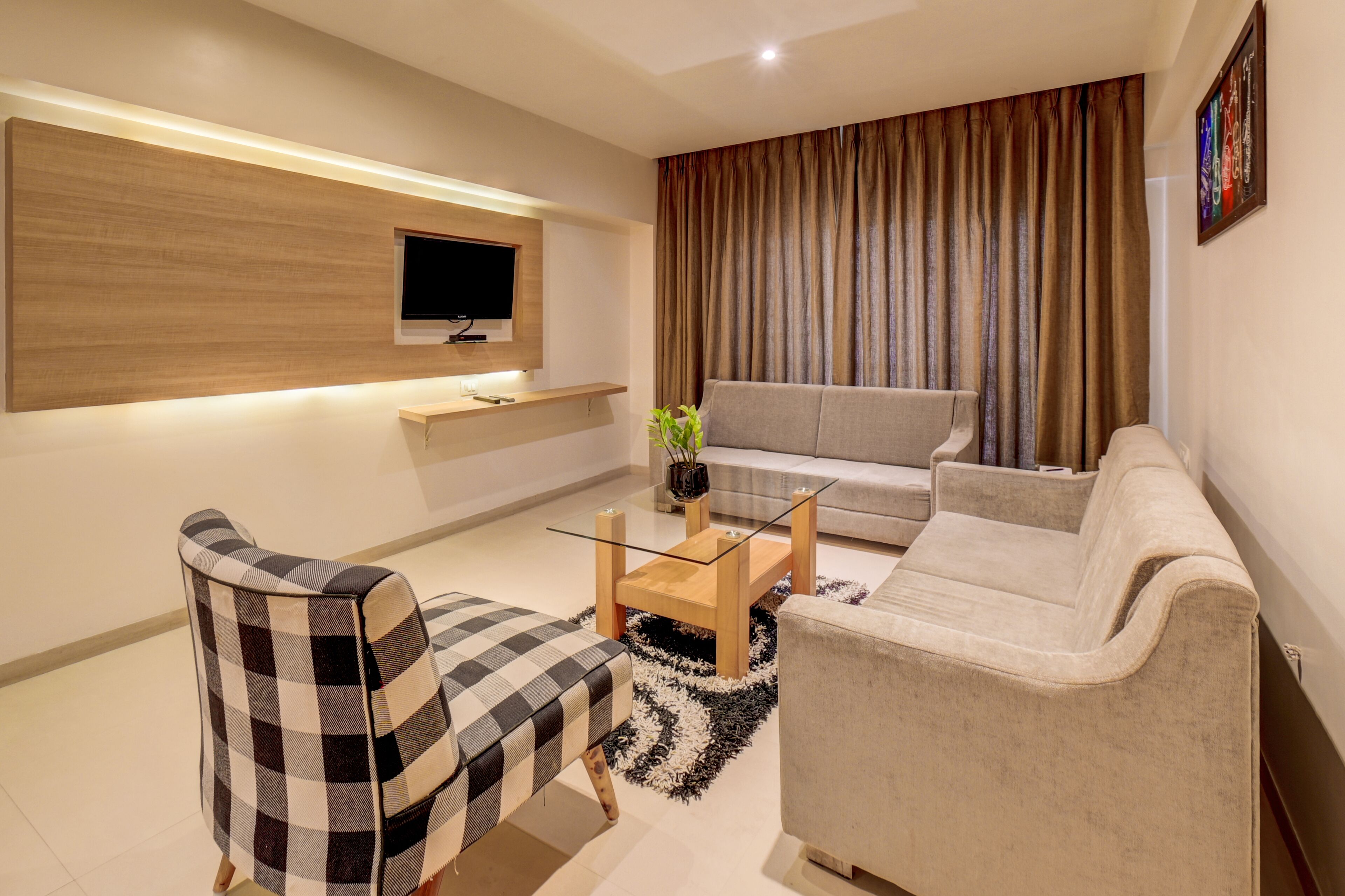 Suíte | Cofres nos quartos, escrivaninha, ferros/tábuas de passar roupa