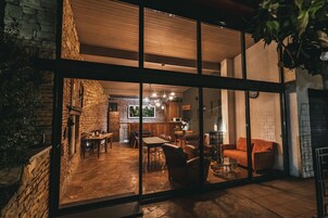 Um interior acolhedor com área de jantar, cozinha e espaço para sentar.