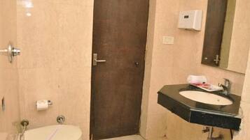 Quarto Deluxe | Casa de banho | Um polibã, um chuveiro fixo, artigos de higiene pessoal grátis