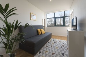 Apartamento Standard, 1 quarto | Sala de estar | Televisor de ecrã plano de 32 polegadas com canais via satélite 