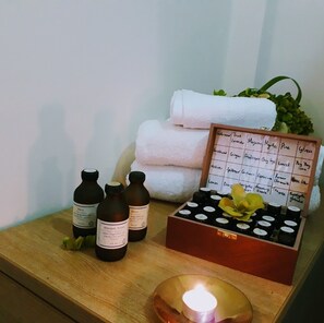 Aromaterapia, massagens musculares profundas, reflexologia