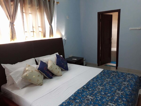 Quarto casal | Cofres nos quartos, escrivaninha, ferros/tábuas de passar roupa