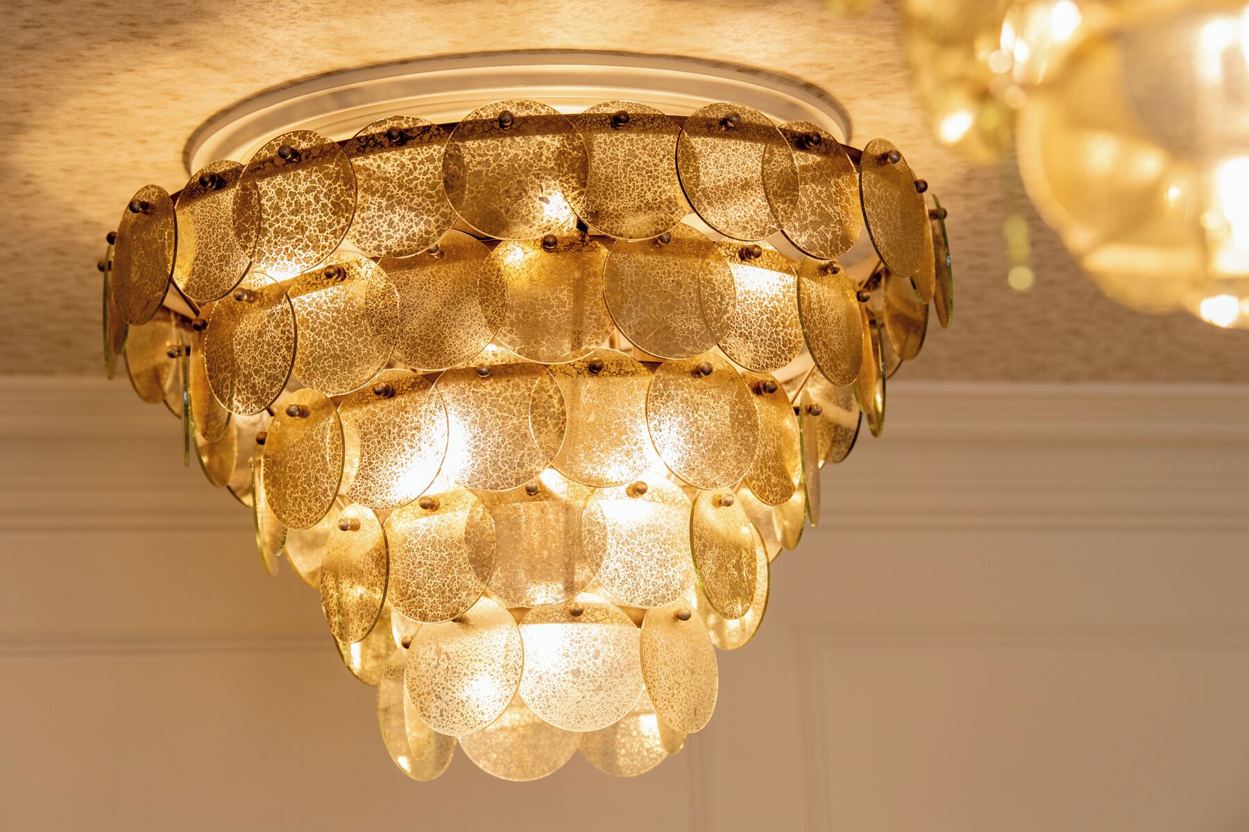 Um candelabro com um design único e texturizado.