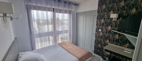 Quarto casal | Individualmente decorados, individualmente mobiliados, escrivaninha