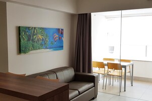 1 quarto, frigobar, berços, camas extras/dobráveis