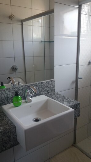 Chuveiro, produtos de toalete grátis, toalhas de banho 
