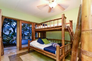 Villa Deluxe, vários quartos, piscina privativa, junto à montanha | 3 quartos, cofre no quarto, ferro/tábua de engomar, Wi-fi grátis 