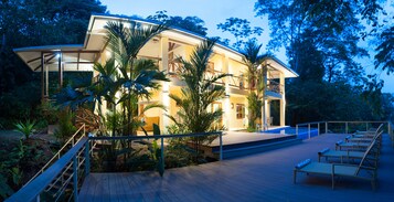 Fachada do alojamento (tarde/noite)