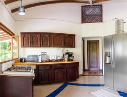 Villa Standard, vários quartos, piscina privativa, junto à montanha | Cozinha privada | Uma cafeteira/bule, um frigorífico, um micro-ondas, uma torradeira 