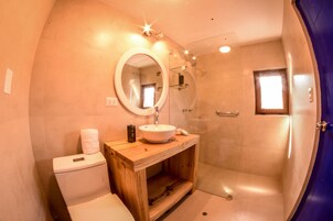 Quarto luxo, 1 cama Queen | Banheiro | Chuveiro, produtos de toalete grátis, secador de cabelo 