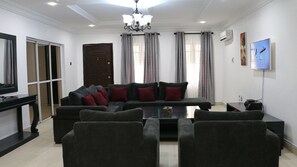 Apartamento urbano, 3 quartos, para fumantes, vista para o mar | Área de estar | TV de tela plana 55 polegadas com canais a cabo, TV