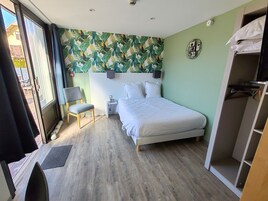 Quarto casal, acessível | Roupas de cama premium, cofres nos quartos, individualmente decorados