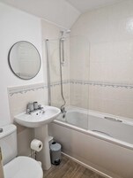 Apartamento Standard, 2 quartos | Casa de banho | Um polibã, um secador de cabelo, toalhas fornecidas