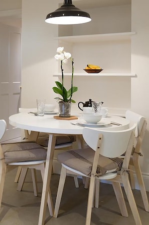 Geladeira grande, micro-ondas, fogão, cooktop