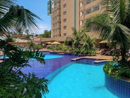 5 piscinas externas, guarda-sóis, espreguiçadeiras