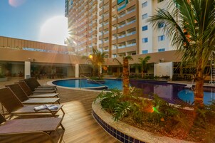 5 piscinas externas, guarda-sóis, espreguiçadeiras