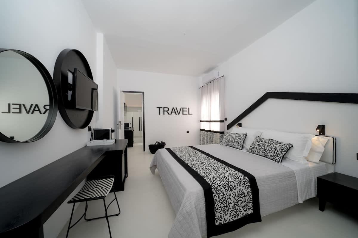 2 quartos, roupa de alta qualidade, cofre no quarto, secretária