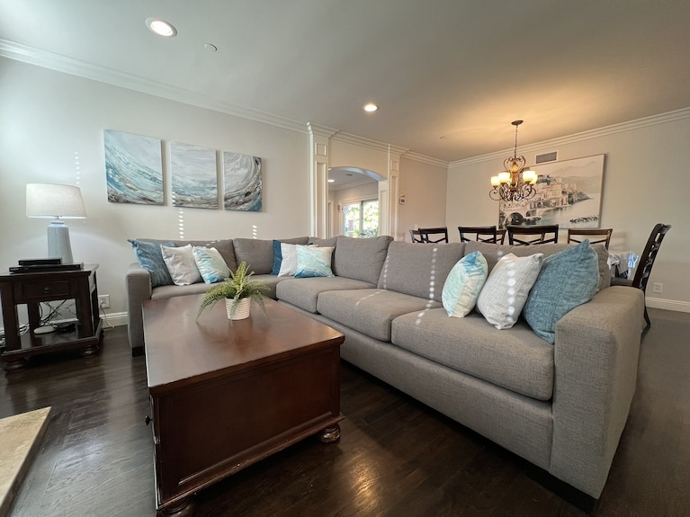 Gorgeous Pool Home: 2 Ensuites; 1/2 Mi Walk2disney - Anaheim, CA