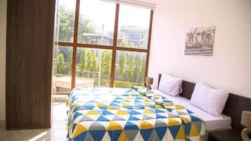 1 quarto, roupa de alta qualidade, secretária, ferro/tábua de engomar