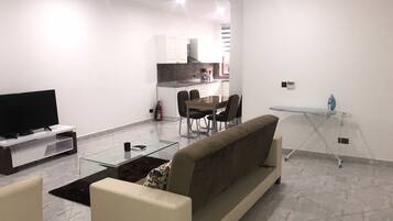 Apartamento Comfort, 2 quartos | Sala | TV de ecrã plano