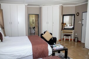 Quarto Duplo Deluxe, vista para o jardim | 1 quarto, roupa de alta qualidade, minibar, ferro/tábua de engomar