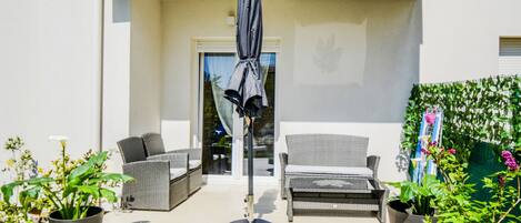 Apartamento superior, 1 quarto, terraço, vista para o jardim | Terraço/pátio