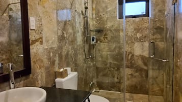Um polibã, artigos de higiene pessoal grátis, um secador de cabelo