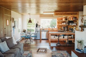 Casa de campo premier, 1 quarto, vista para a baía, de frente para o mar | Área de estar | TV de tela plana 65 polegadas com canais a cabo, TV, Netflix