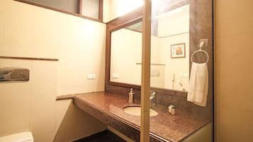 Quarto Duplo ou Twin Executivo, 1 cama de casal, não fumadores | Casa de banho | Um polibã, toalhas fornecidas