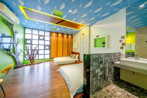 Quarto Quádruplo Standard | Com mobília individualizada, secretária, cortinas/cortinados opacos 