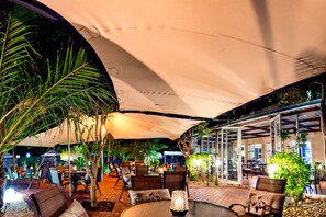 Bar à beira da piscina