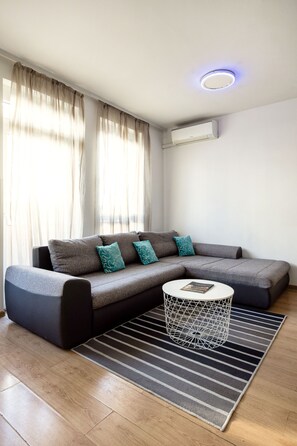 Apartamento Superior, 3 quartos, varanda, Vista para a cidade | Sala de estar | TV de ecrã plano 