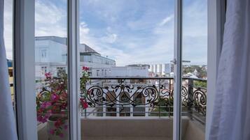 Frigobar, escrivaninha, quartos à prova de som, Wi-Fi de cortesia