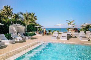 Piscina interior, piscina exterior, guarda-sóis, espreguiçadeiras 