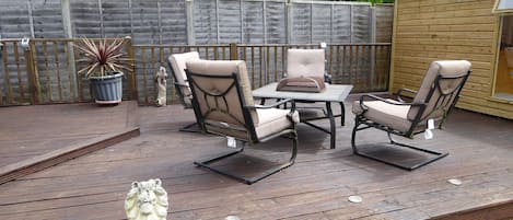 Terraço com espreguiçadeiras